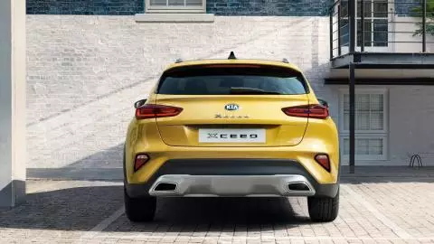 Kia XCeed: gambar mimiti awak kawin silang kaopat