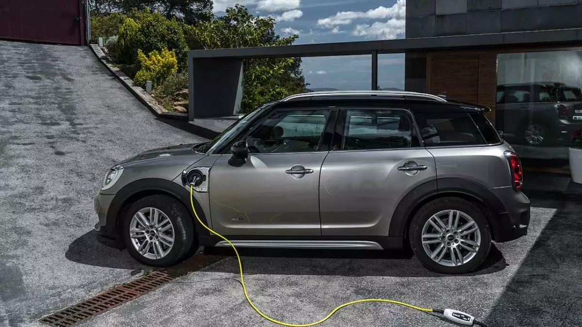 MINI Countryman PHEV, privilēģija iegūt kontaktdakšu