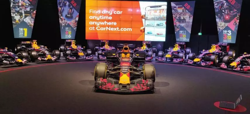 Intervista a Verstappen presso la sede della Red Bull Racing