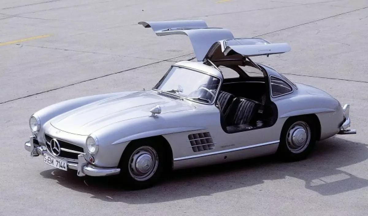 Mercedes ngancurkeun replika ilegal 300 SL