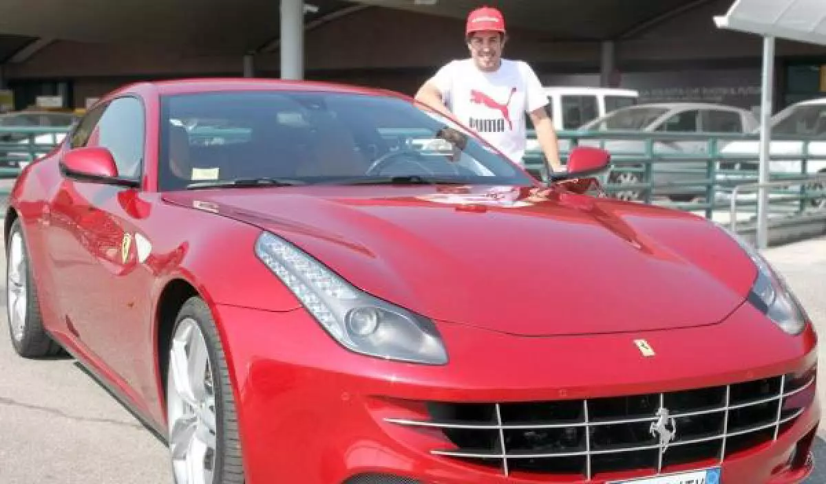 Fernando Alonso pricestoval do Maranella na Ferrari FF