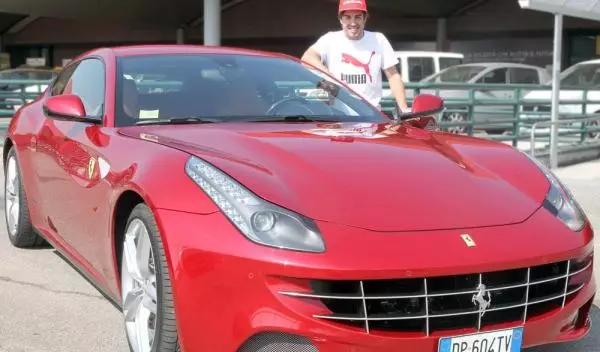 Fernando Alonso ved siden av Ferrari FF