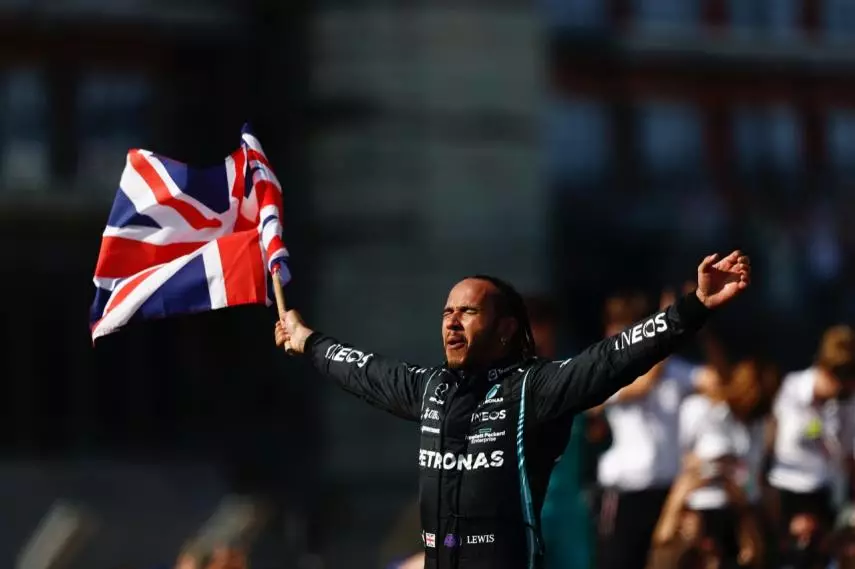 Hamilton Silverstone zafer kutlaması