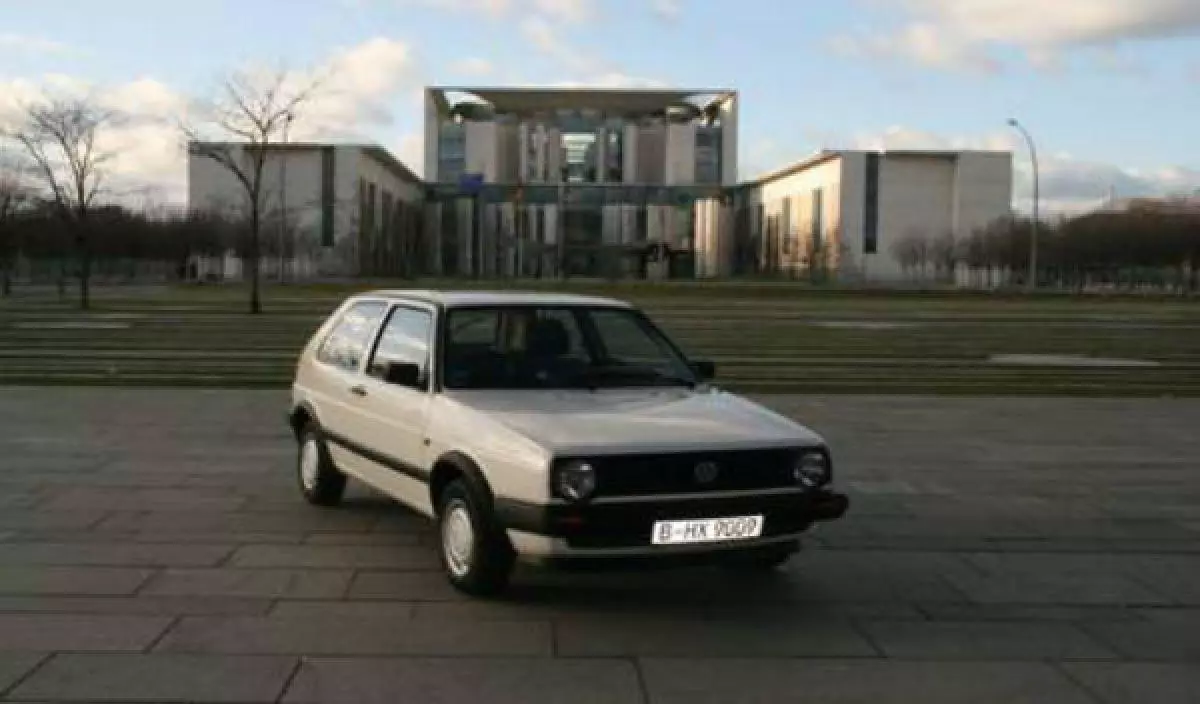 Angelos Merkel 1990 metų „Volkswagen Golf“ parduodamas aukcione