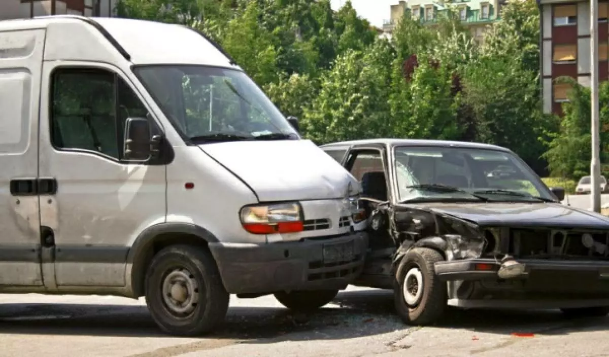 Supir mabok dibébaskeun sanggeus tabrakan jeung opat mobil