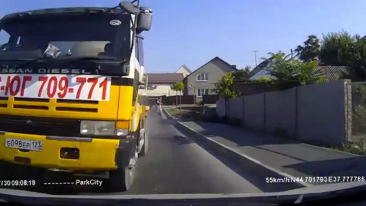 O ne! Mješalica za beton bez kočnica zabrlja u Rusiji