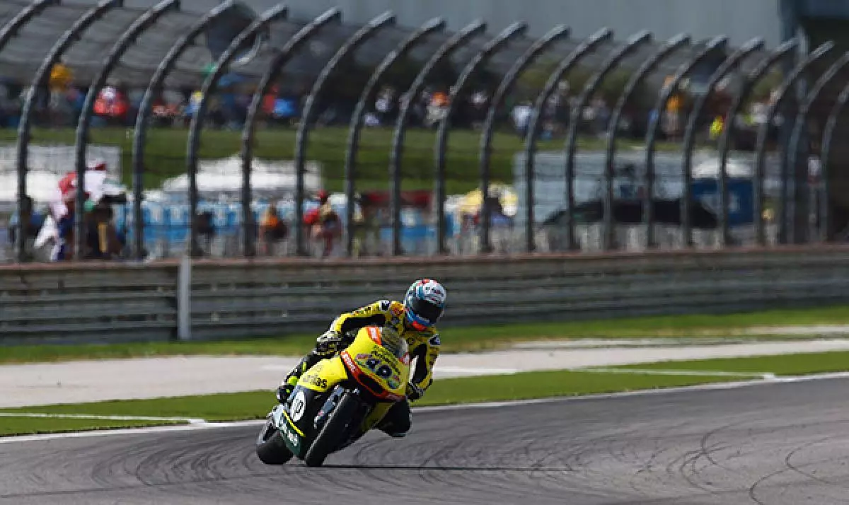 2015 年印第安纳波利斯 Moto2 GP 比赛：Rins 画龙点睛