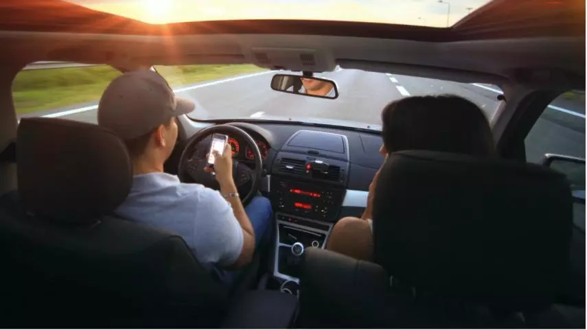 Tenir le portable à la main à l'intérieur de la voiture : 600 euros d'amende