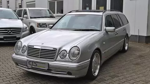 Mercedes E55 AMG របស់ Michael Schumacher ផ្នែកខាងមុខ