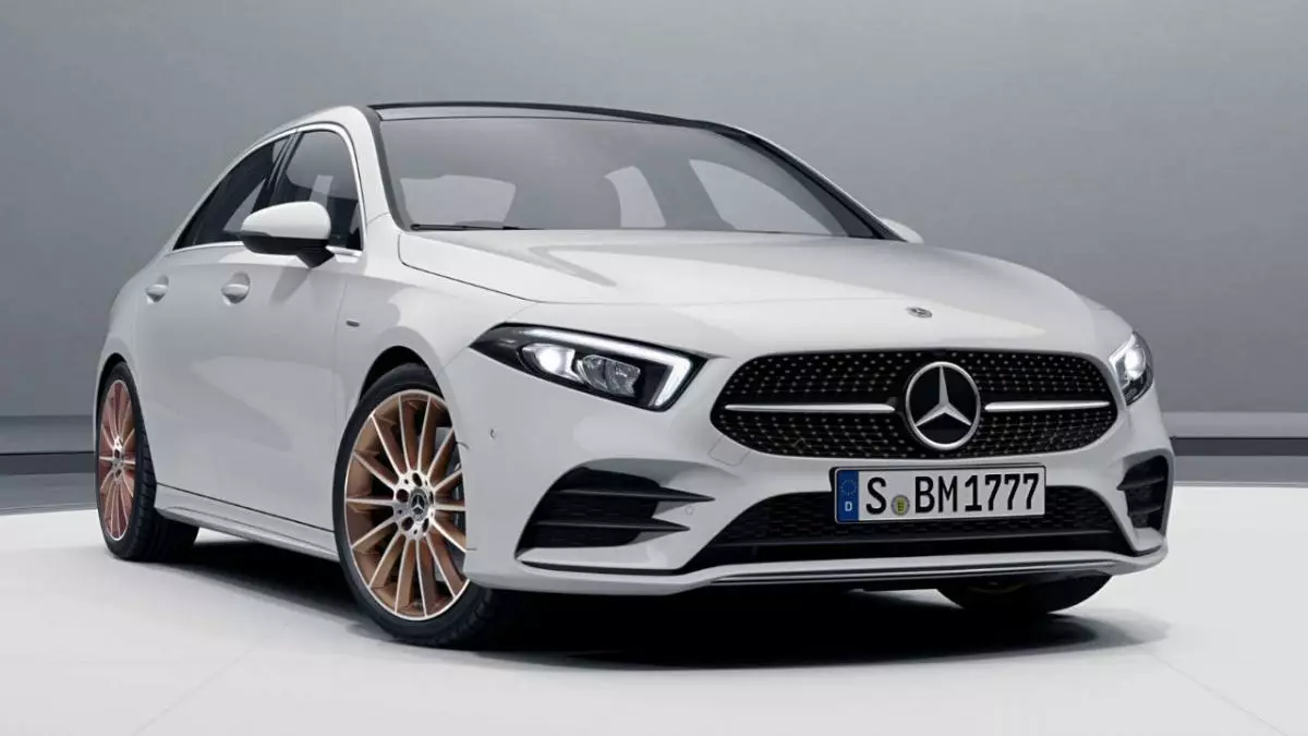 Mercedes Class A Sedan Edition 1, ịdị mma na egwuregwu jikọtara ọnụ