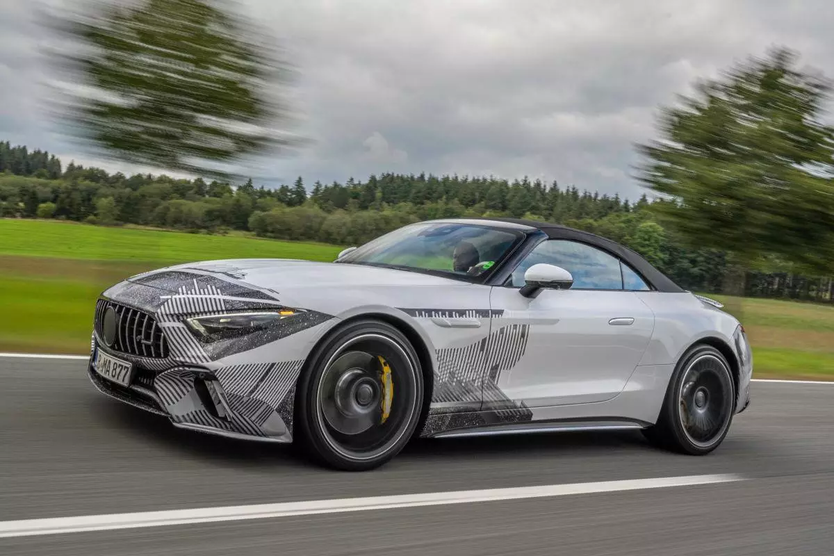 Wy kamen yn 'e nije Mercedes SL: einlings in racesportauto!