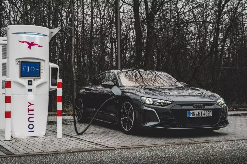 Náklady na používanie elektromobilu sa už rovnajú spaľovaciemu autu