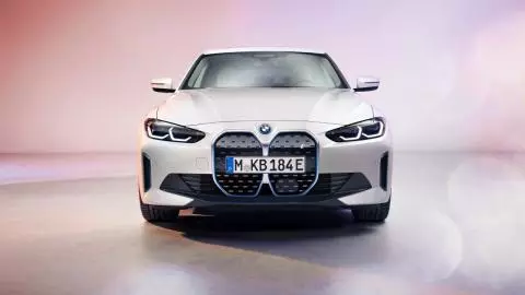 រថយន្ត BMW i4 2022