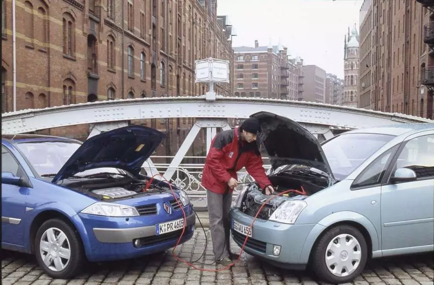 Carane ngisi baterei mobil