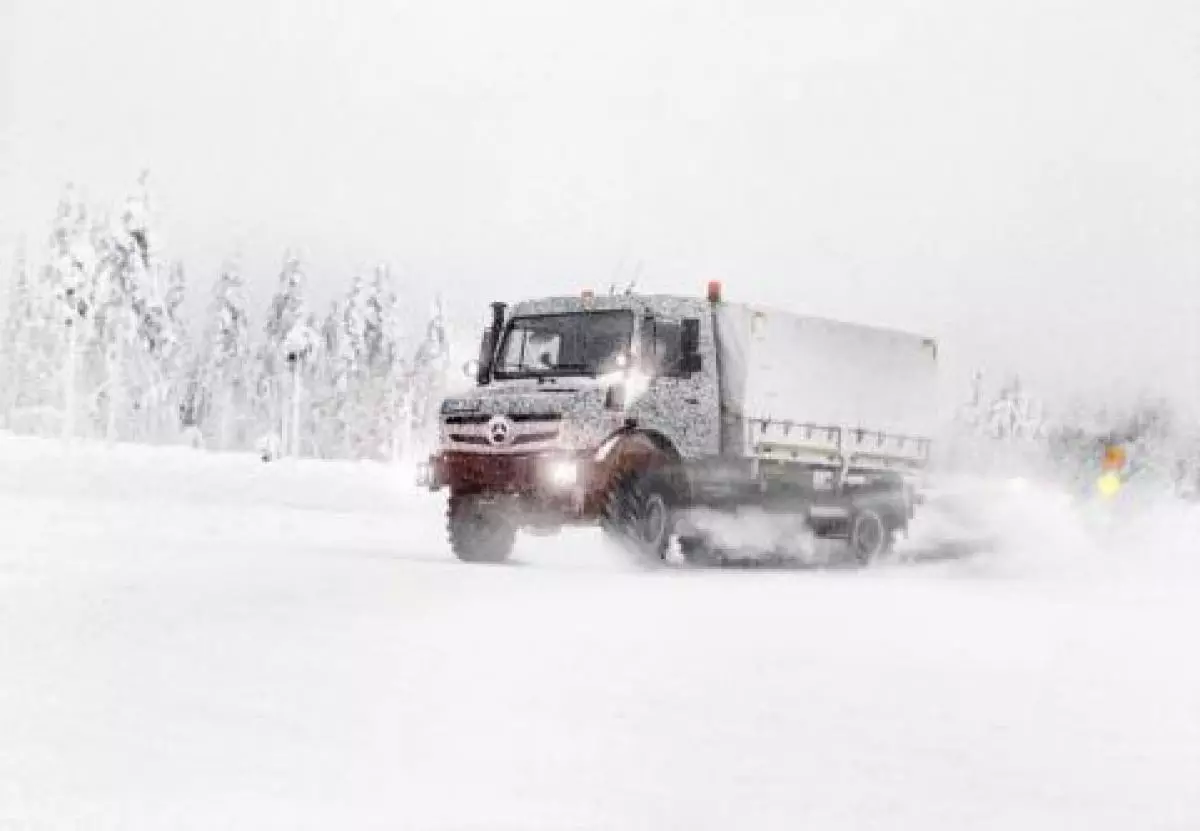 Mercedes Unimog uye Econic 2014: official 'spy' mapikicha