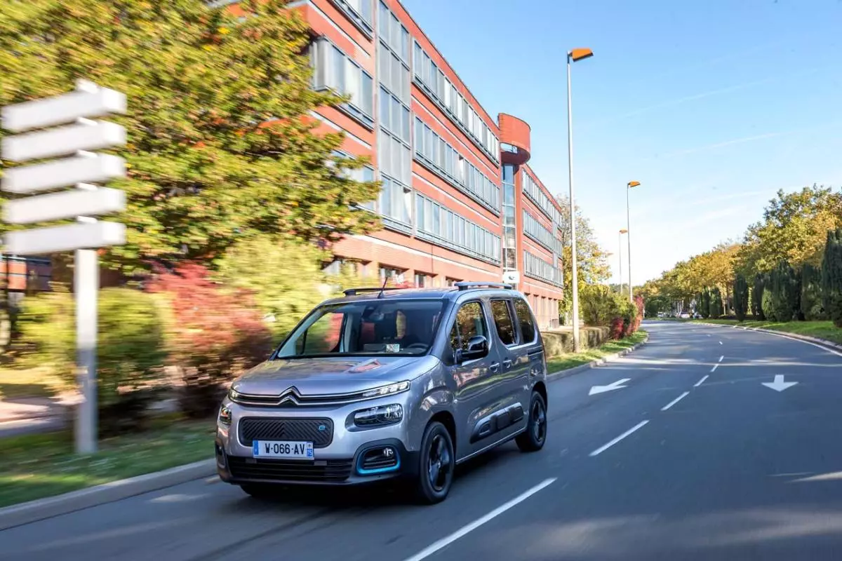 आम्ही नवीन Citroën e-Berlingo ची चाचणी केली: स्पेनमध्ये निर्मित इलेक्ट्रिक 'थ्री इन वन' जे भरपूर खेळ देईल