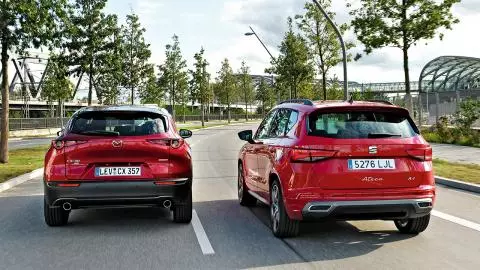 താരതമ്യേന Mazda CX-30 Skyactiv-X AWD vs സീറ്റ് Ateca FR 2.0 TSI 4Drive