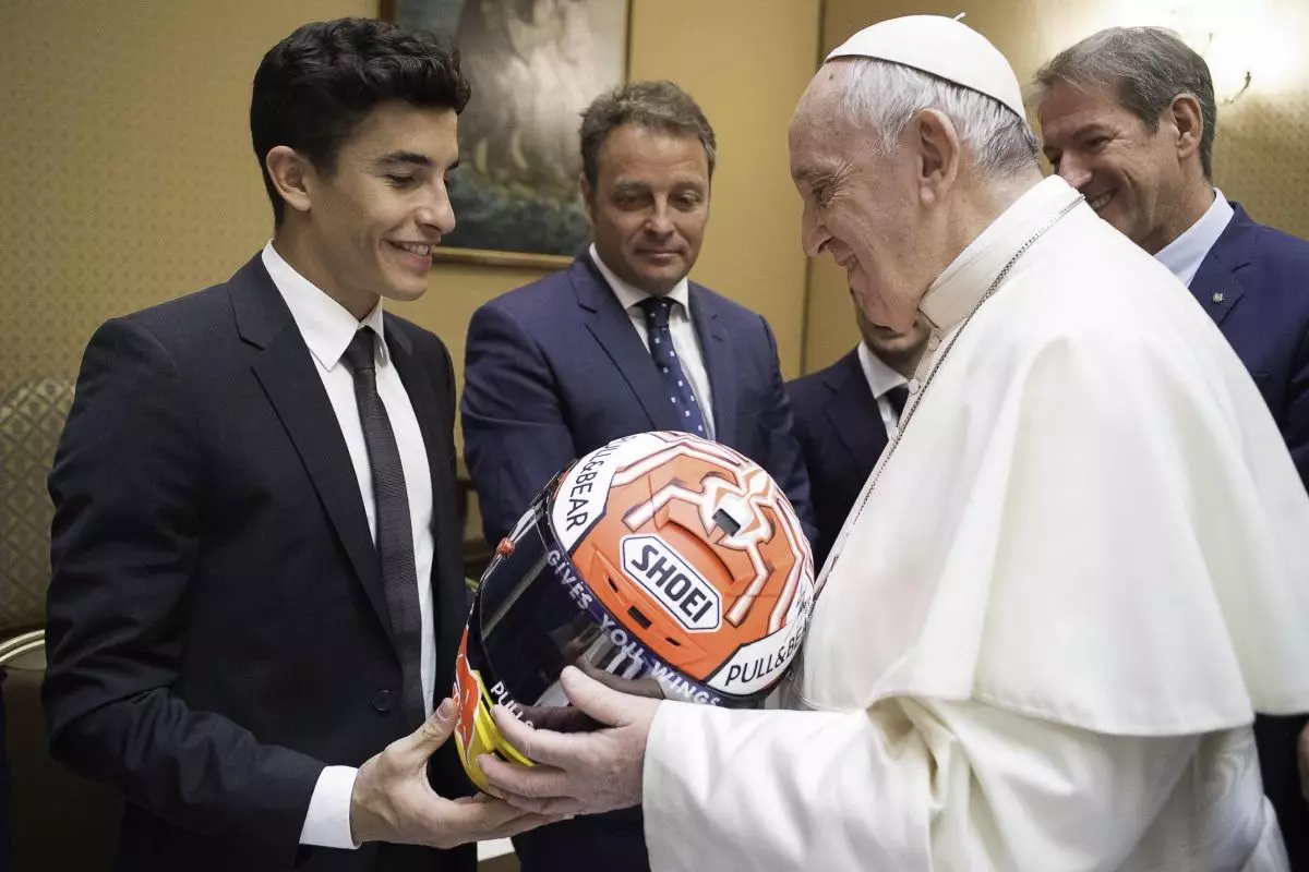 Os pilotos de MotoGP visitan ao Papa no Vaticano