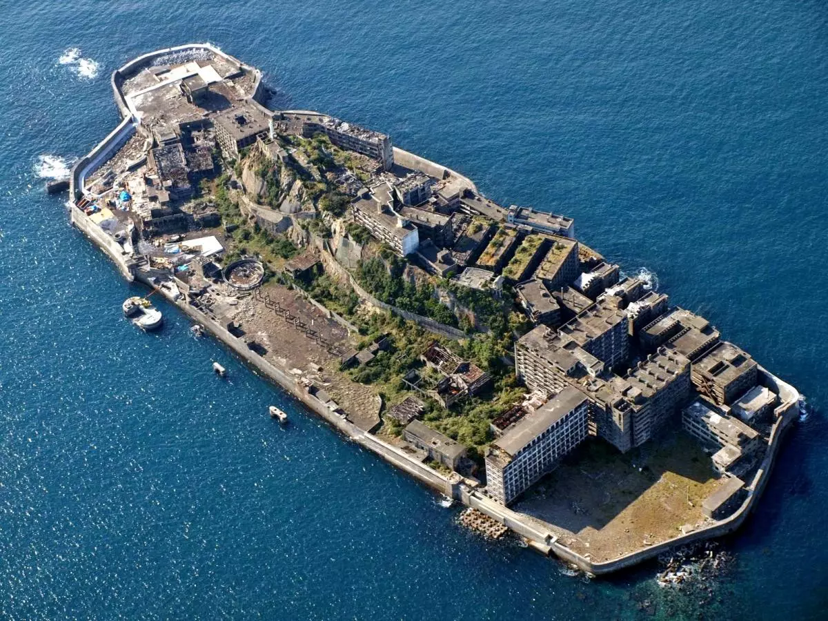 Benvido a Hashima, a illa pantasma que comprou Mitsubishi