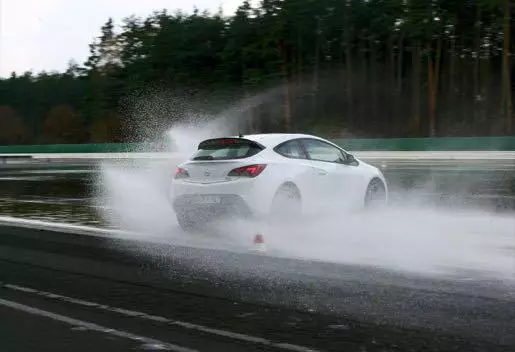 hydroplaning