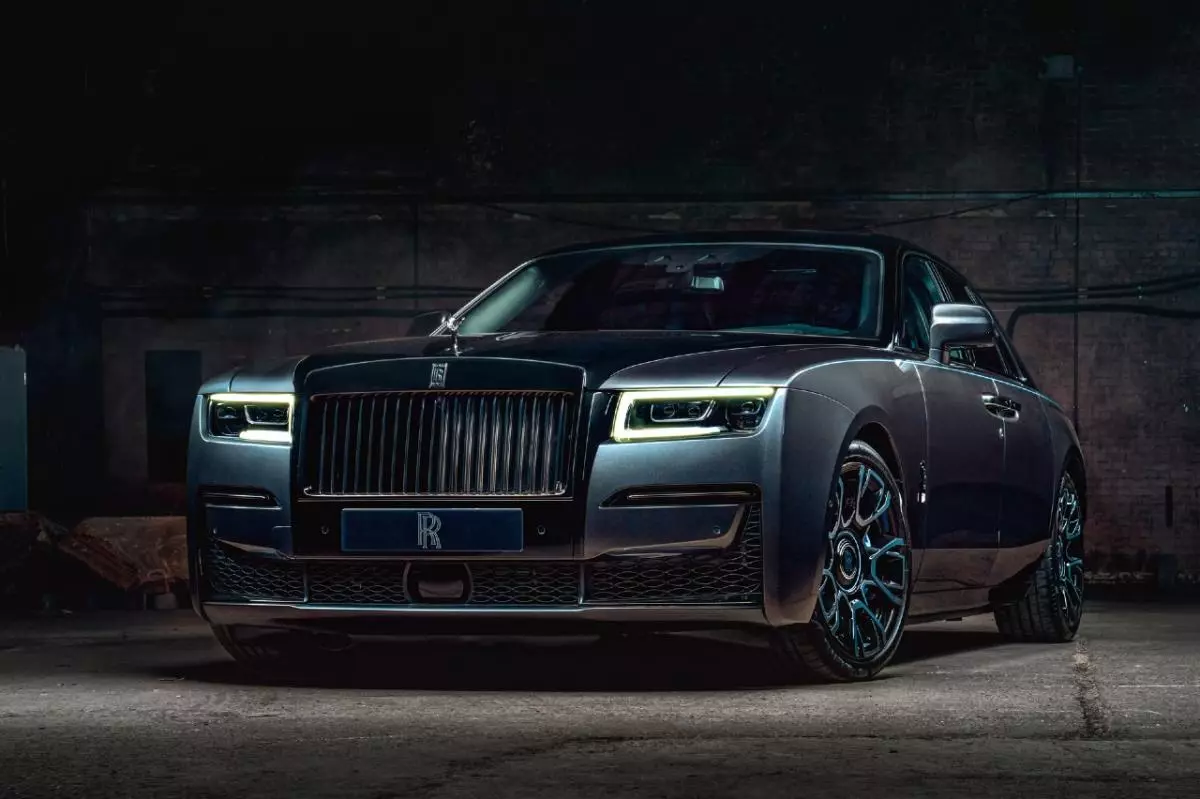 Rolls-Royce Ghost Black Badge: merħba fin-naħa skura