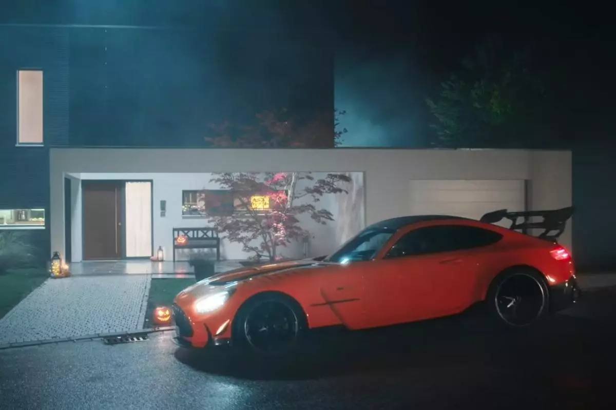 De Mercedes AMG GT Black Series speelt 'trick or treat' voor Halloween