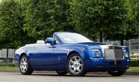 Rolls-Royce Phantom Drophead Coupe edessä