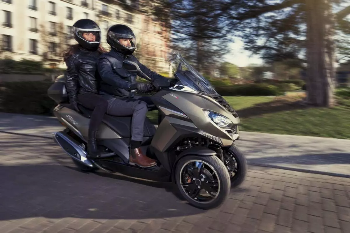 „Peugeot Metropolis SW“ testas: motociklas su trimis ratais, 400 cm3 ir daug bagažinės