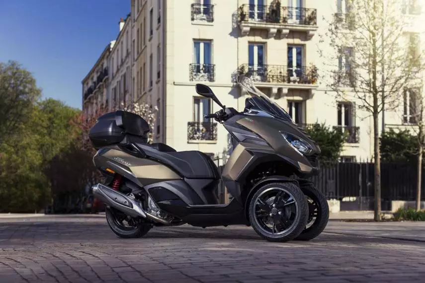 Testen Sie Peugeot Metropolis SW, 400 ccm und einen großen Kofferraum