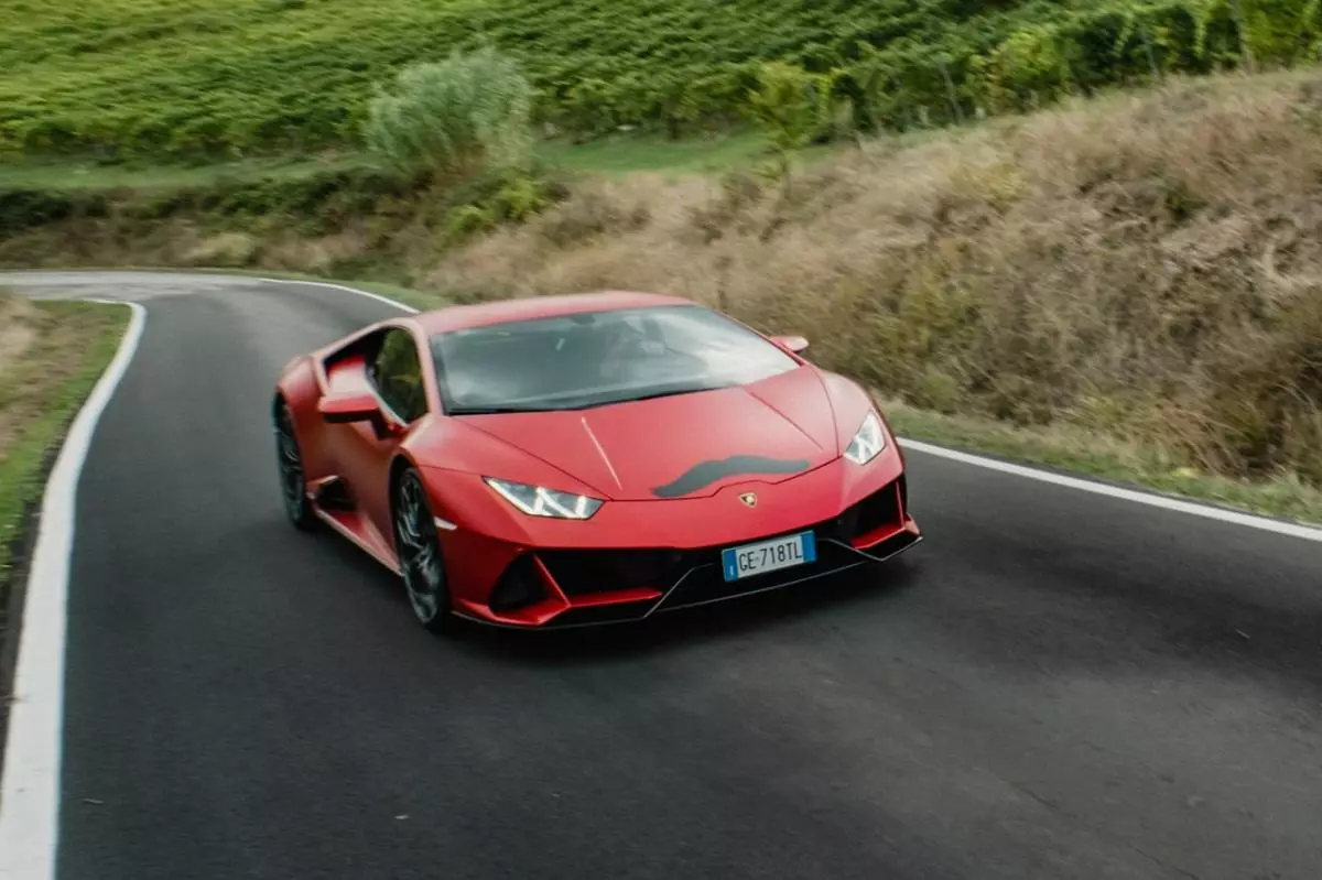 Movember teka lan Lamborghini tuwuh kumis kanggo tujuan sing apik