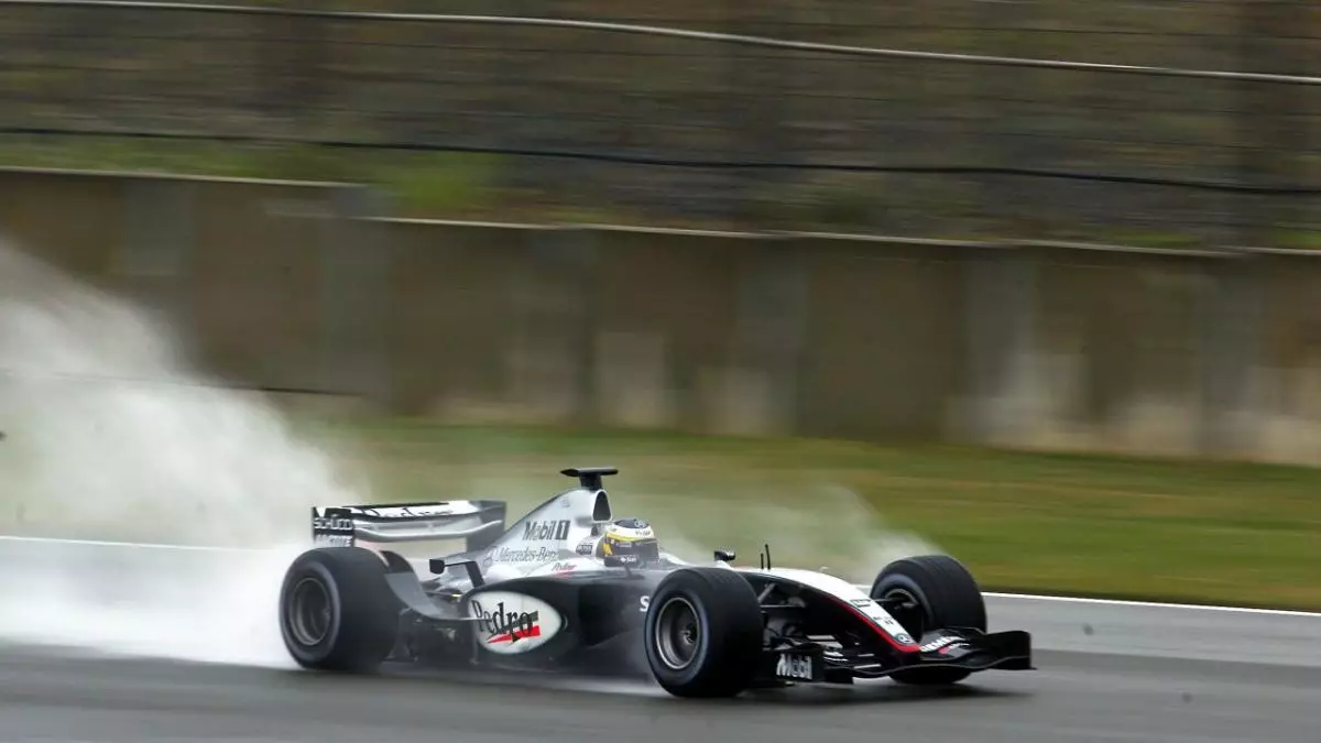 McLaren MP4-18, lub F1 uas tsuas yog De la Rosa tsis kam tsav