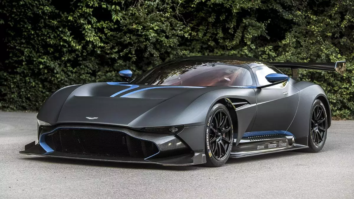 Chris Harris prova l'Aston Martin Vulcan