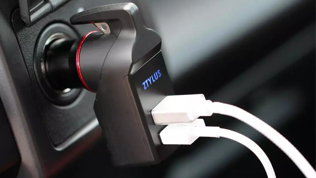 Tato 3portová USB nabíječka do auta je také nouzový rozbíječ oken a řezač pásů