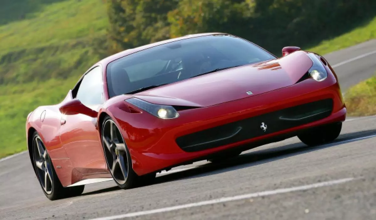 Níos mó ná 200 Ferrari 458 agus California le teip innill