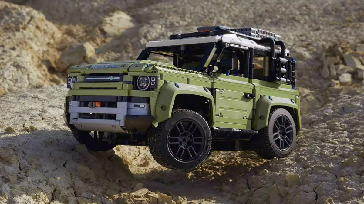 ILand Rover Defender 2020 nayo izoba yi-LEGO