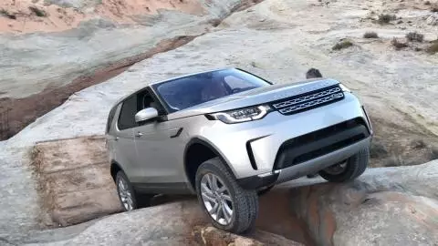 Land Rover Discovery 2017 တွင် ရွေ့လျားနေသော offroad ကို စမ်းသပ်ပါ။