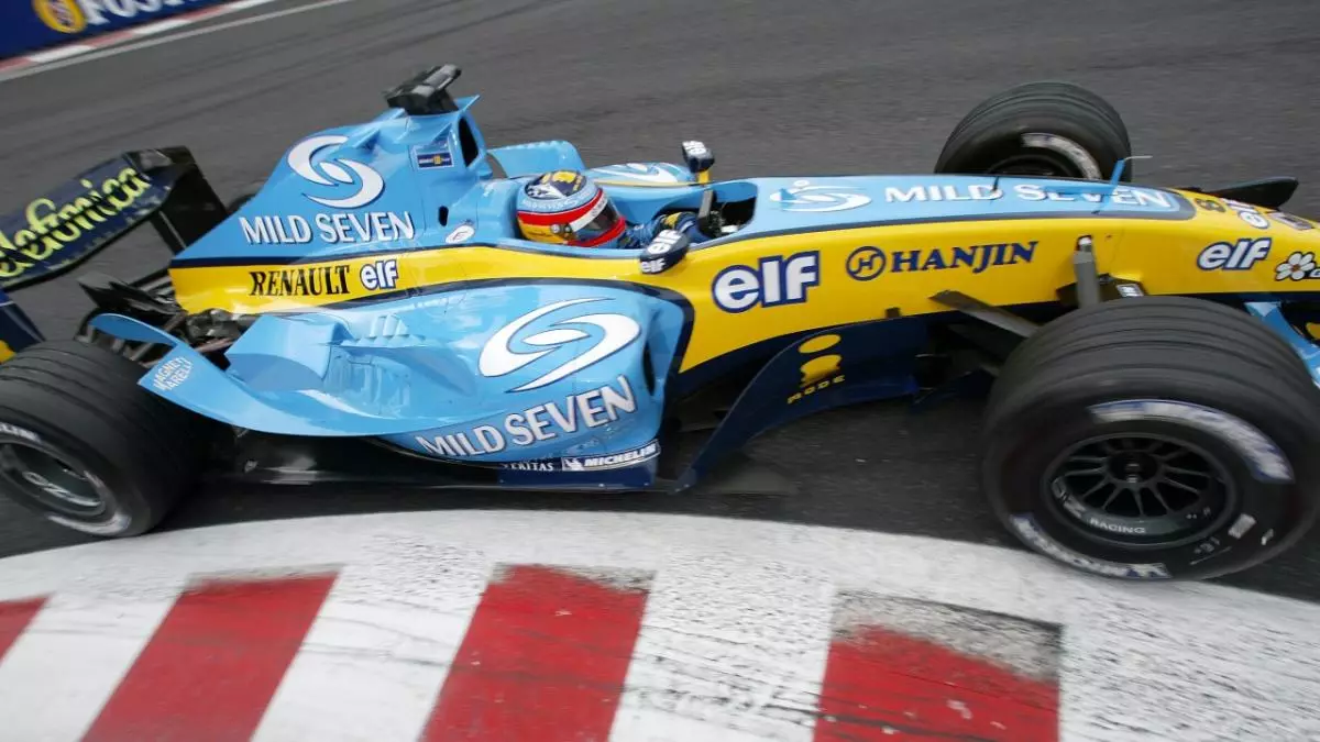 La Renault di Alonso del 2004 in "modalità violoncello", brutale!