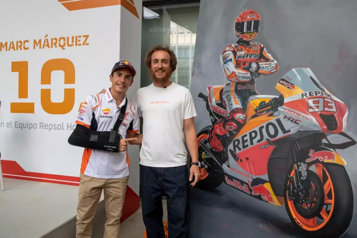 Manu Campa သည် MotoGP တွင် 10 နှစ်ကြာ Marc Márquez အတွက် ပန်းချီကားတစ်ချပ်ကို ရေးဆွဲခဲ့သည်။