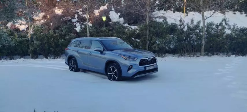 Test Toyoty Highlander Hybrid na śniegu