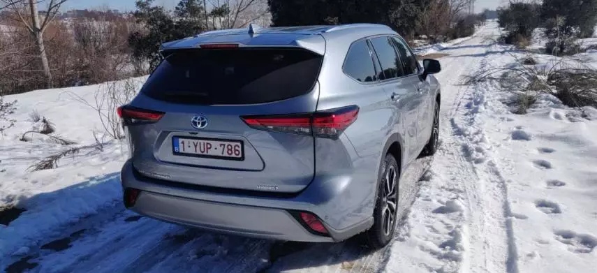 Testa Toyota Highlander Hybrid li ser berfê