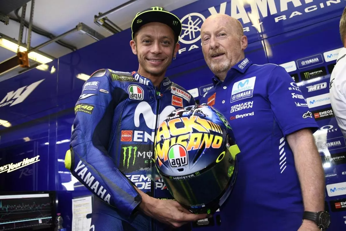 Valentino Rossi Misano 2018 হেলমেট: 'ব্যাক টু দ্য ভবিষ্যত'-এ সম্মতি দিন