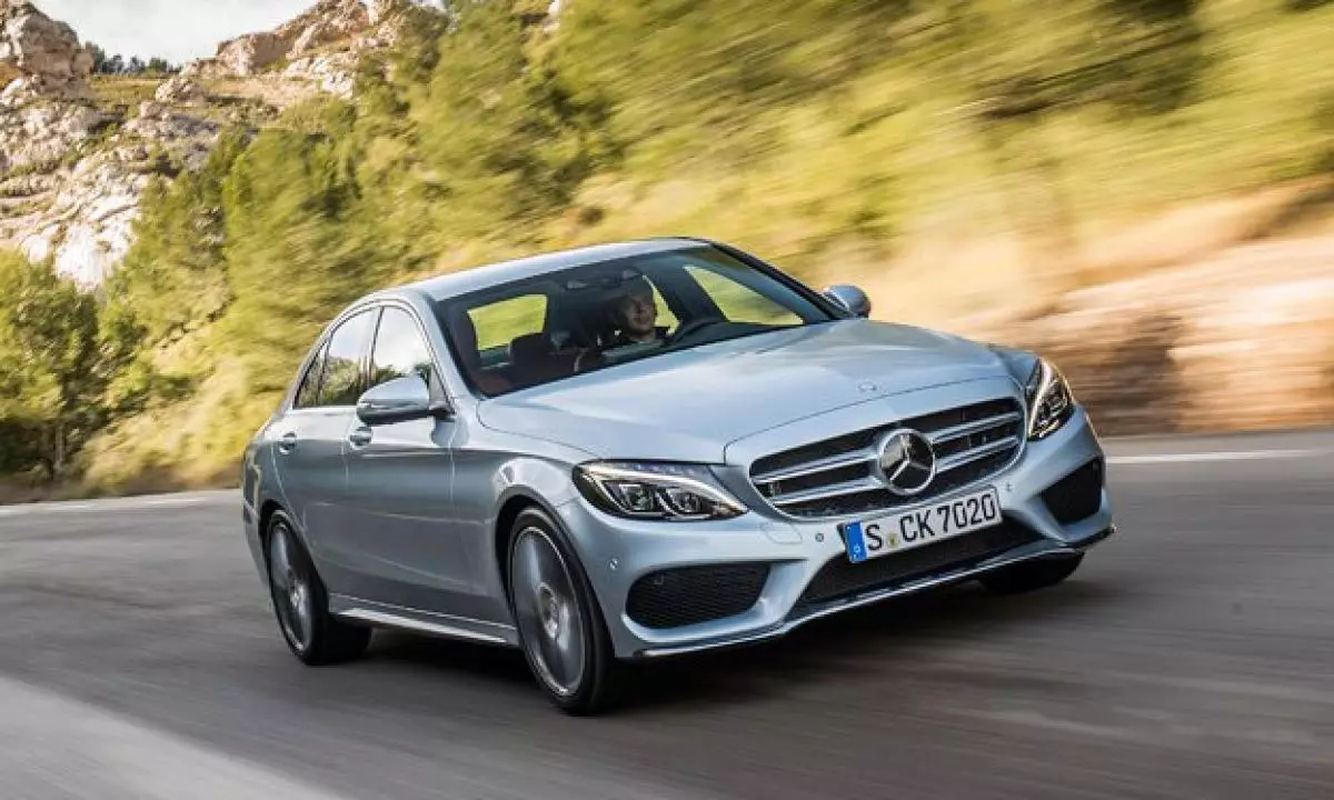 Mercedes C 450 AMG, onye nwere ike ịgba ọsọ nke Audi S4