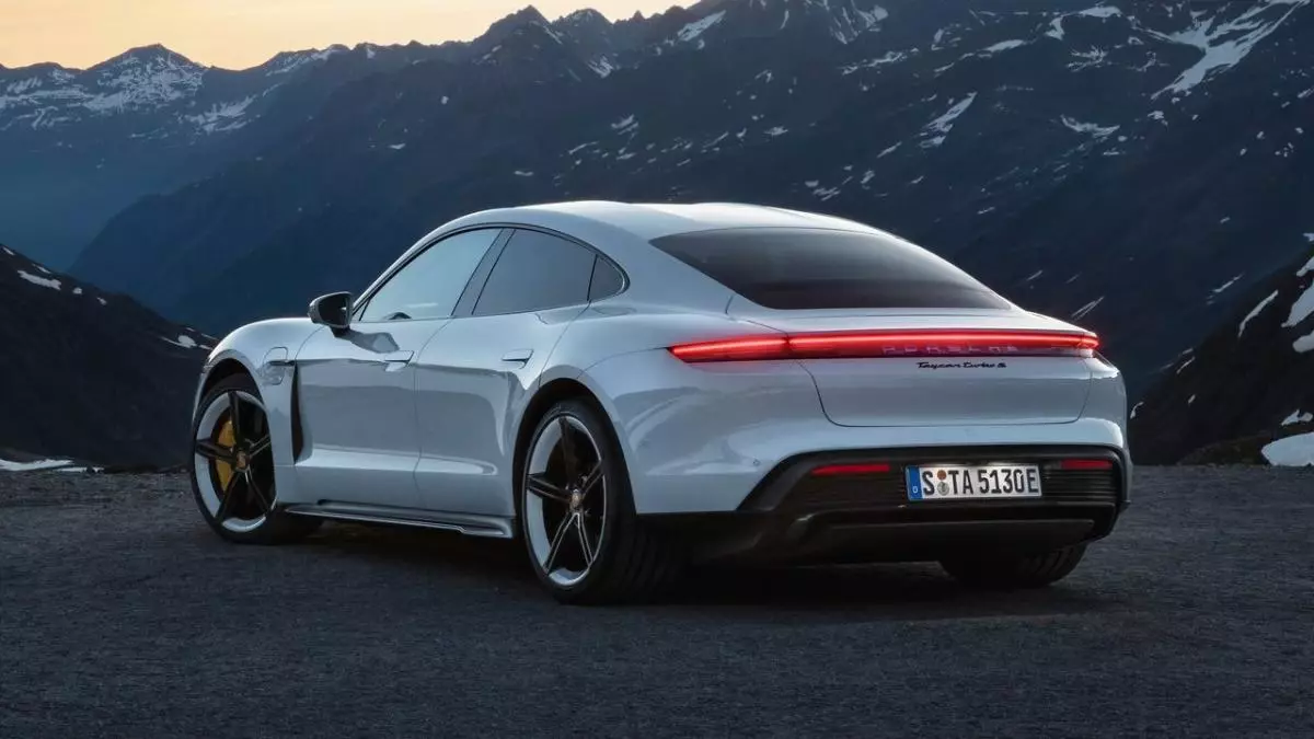 Porsche Taycan na Tesla Model S, iza no elektrika manaitra indrindra?