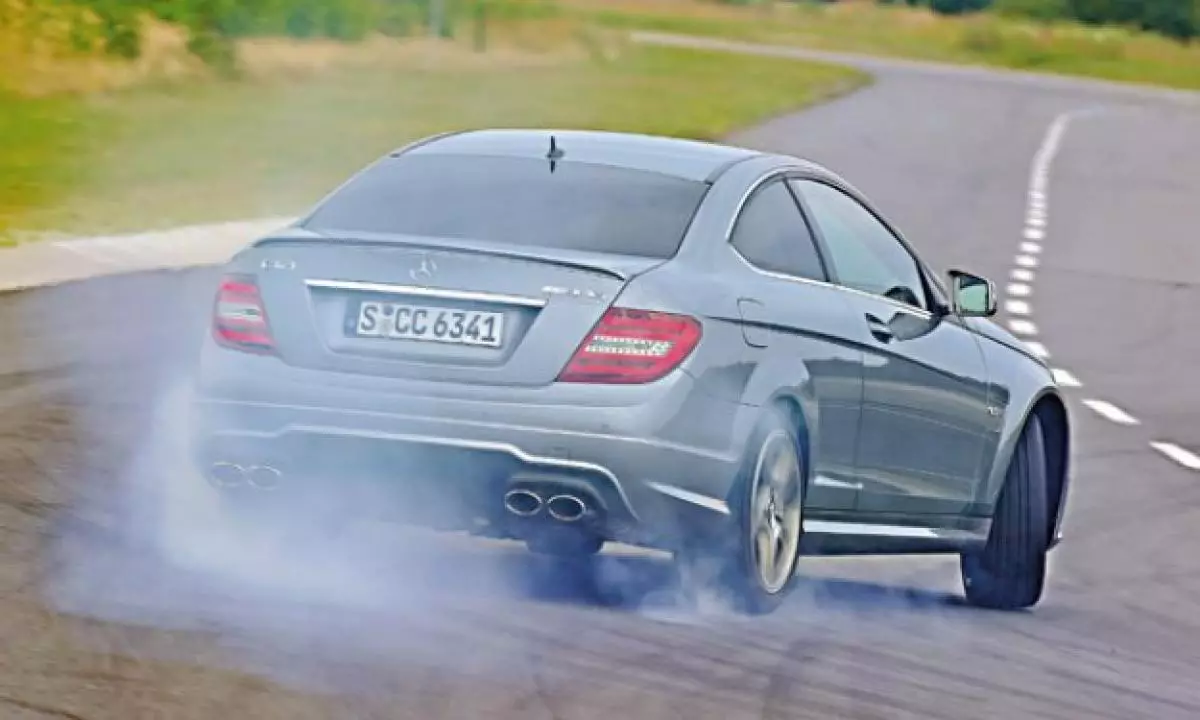 Mercedes C63 AMG, di Nürburgring dan dengan sedikit penyamaran