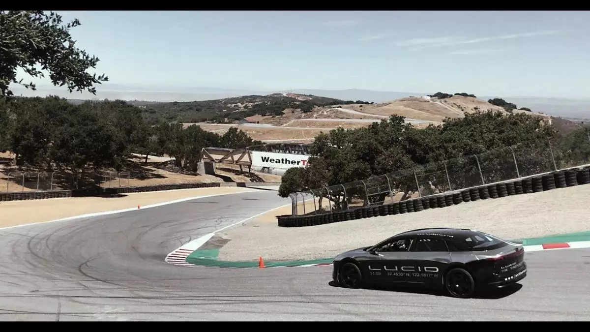 Lucid Air устанавливает электрический рекорд Laguna Seca