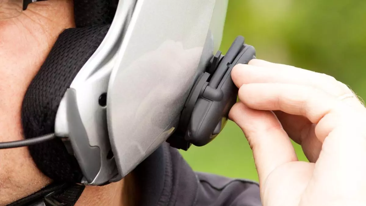 Tambahkan headset Bluetooth ini ke helm sepeda motor Anda untuk keamanan yang lebih baik dan lakukan panggilan dengan biaya kurang dari 25 euro