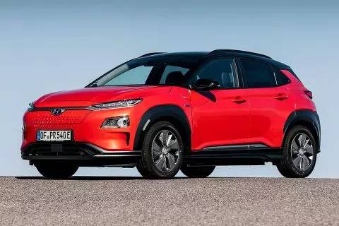 Hyundai Kona Elektro унаасынын рулунда