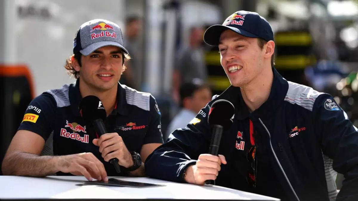 UDaniil Kvyat ufanelwe ukubuyela kuFomula 1, ngokusho kukaCarlos Sainz