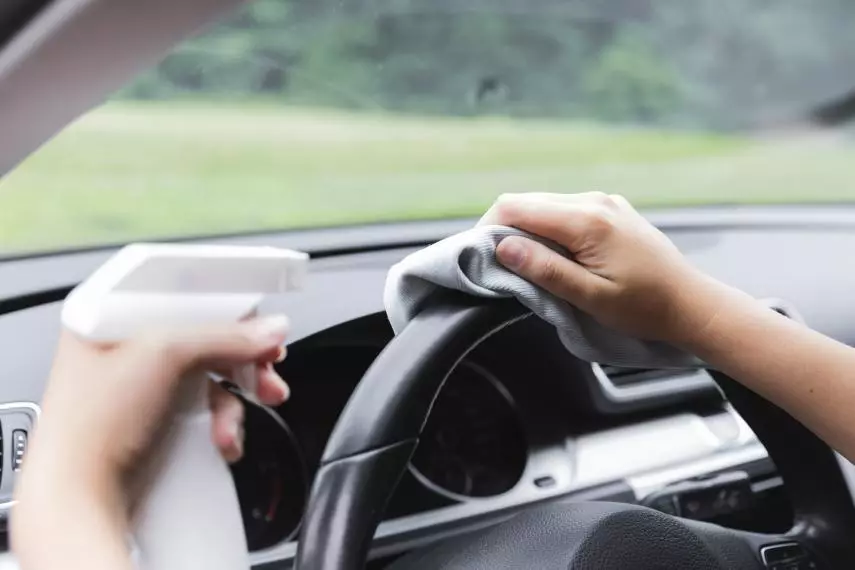 Wéi kënnt Dir mam Auto zréck op d'Aarbecht ouni Angscht virum Coronavirus