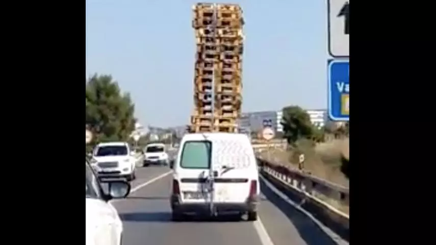 Van ມີ pallet stacked ສຸດມຸງ